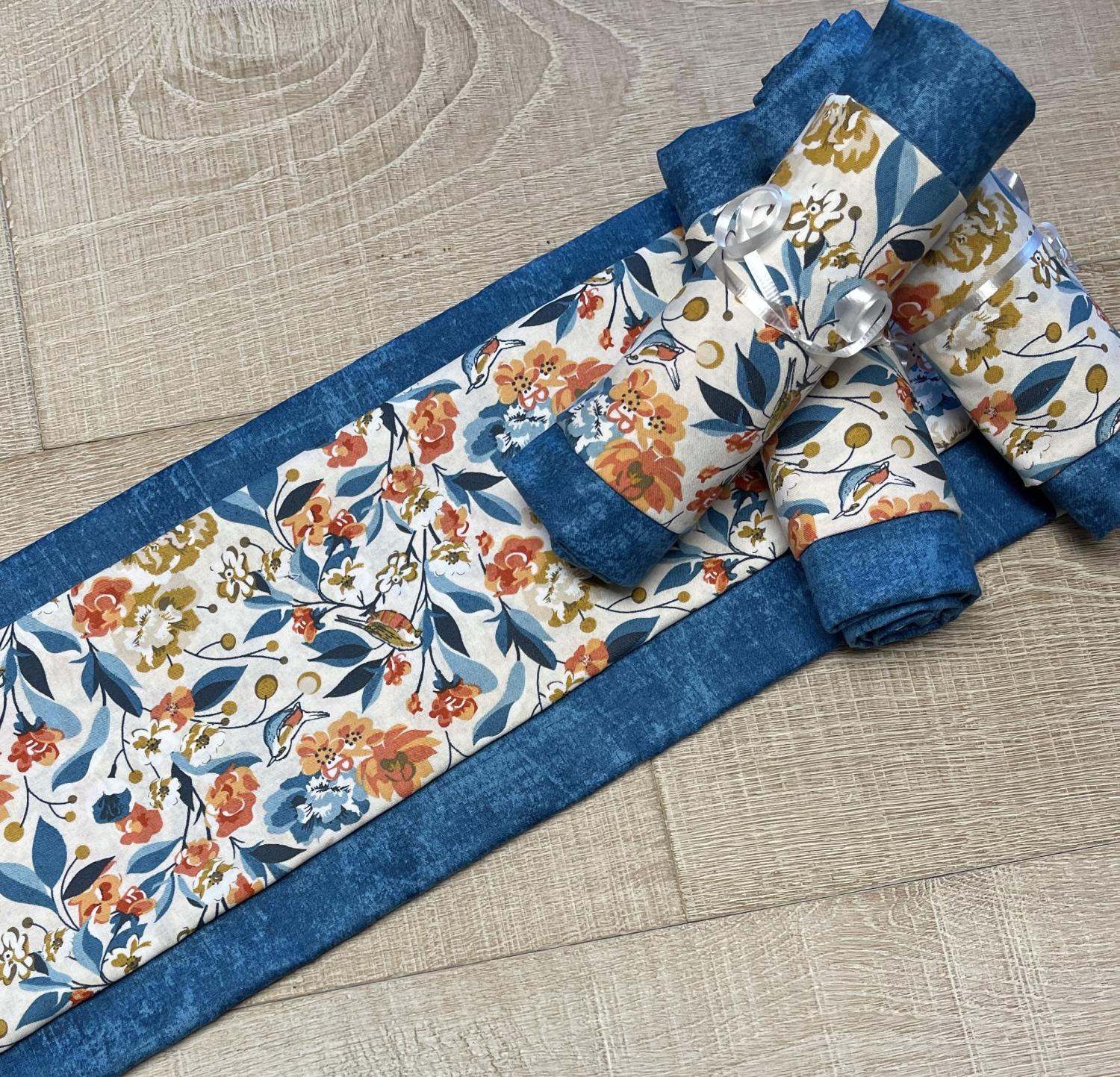 Nutmeg - 20 Minute Tablerunner - Floral & Bright Blue - Pattern Includ ...
